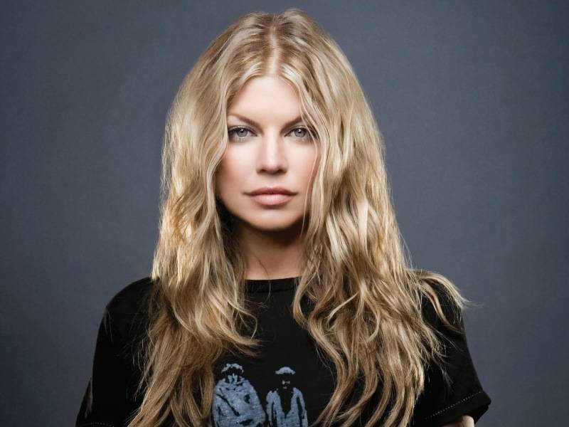 Fergie posta foto com Black Eyed Peas e levanta rumores de retorno à banda