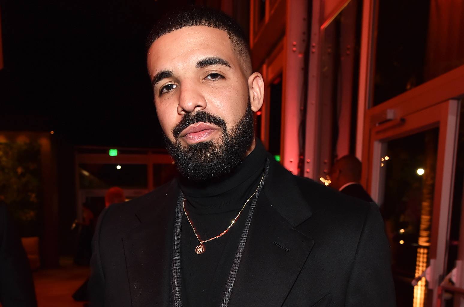 Drake é internado em Miami após sofrer colpaso - Rádio Cidade