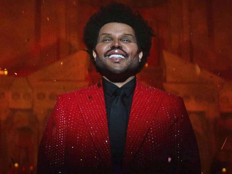 The Weeknd aparece com rosto plastificado em clipe de “Save Your Tears”